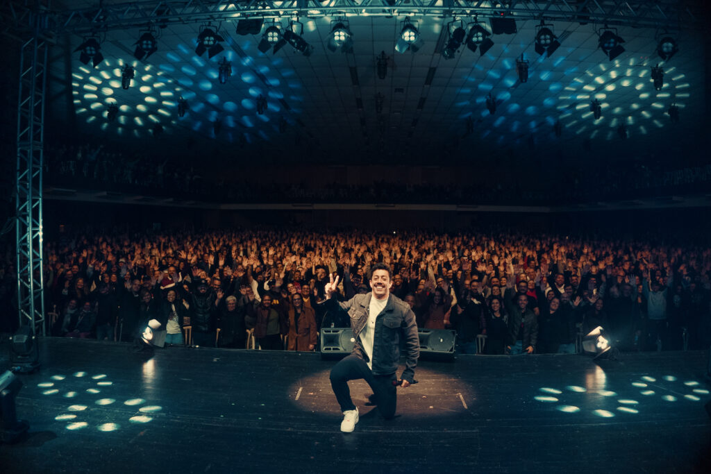 Renato Albani apresenta último show da turnê “A Ignorância É Uma Dádiva ...